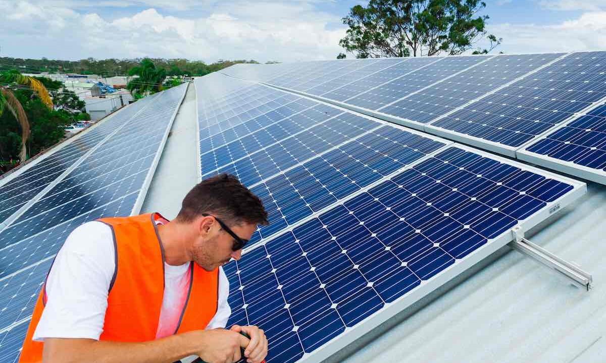 Paneles solares en techos metálicos: todo lo que debes saber - Solar ...
